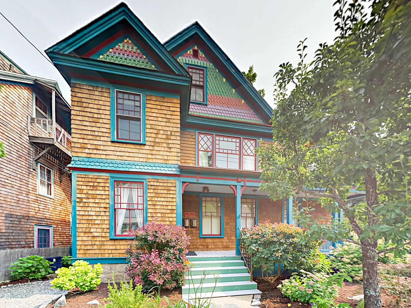 Photo of Dreamy Victorian Duplex With 2 Lofts & Deck