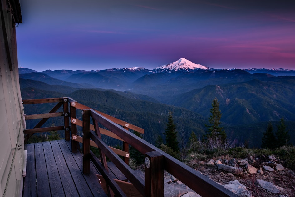 Hike to the Gold Butte Fire Lookout, Oregon