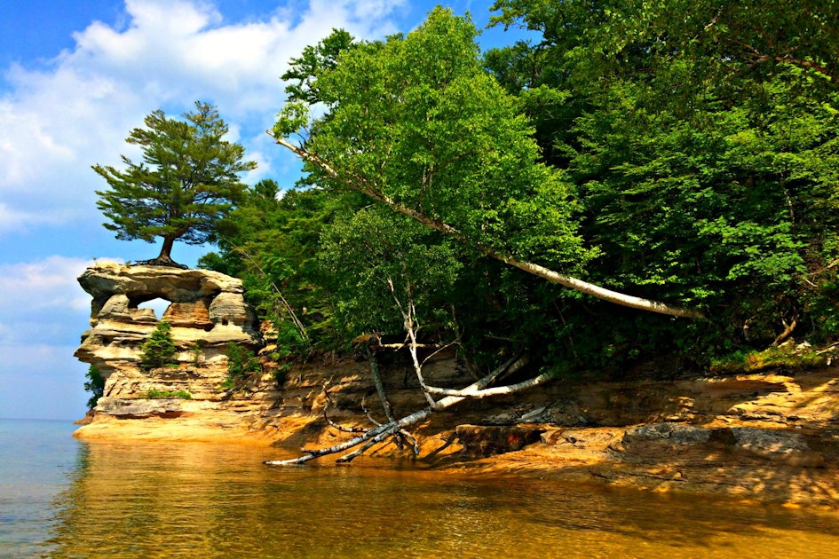 Hike Chapel Loop, Pictured Rocks Trailhead
