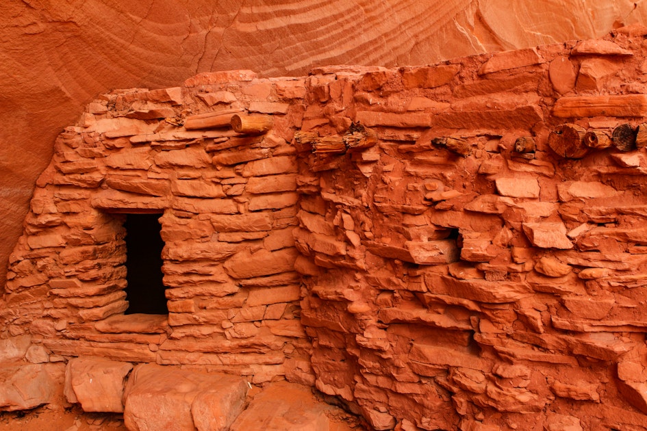 Hike to the Ancestral Puebloan Ruins in Forgotten Canyon, Lake Powell, Utah