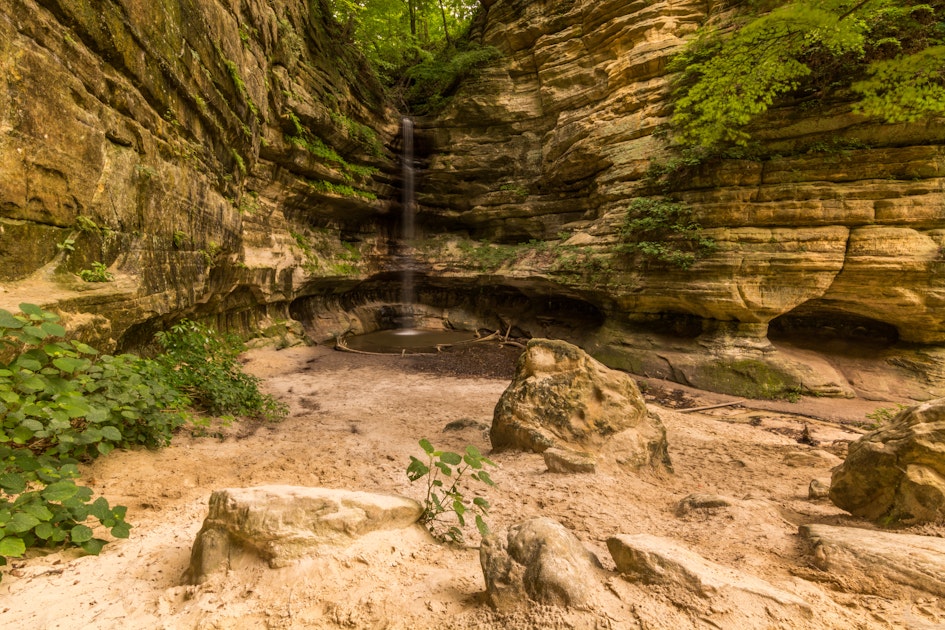 Hike to St. Louis Canyon at Starved Rock State Park, Illinois