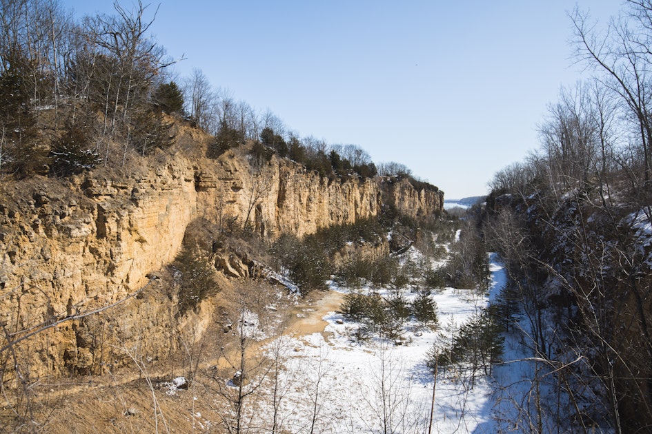 Hike the Horseshoe Bluff Trail , Dubuque, Iowa