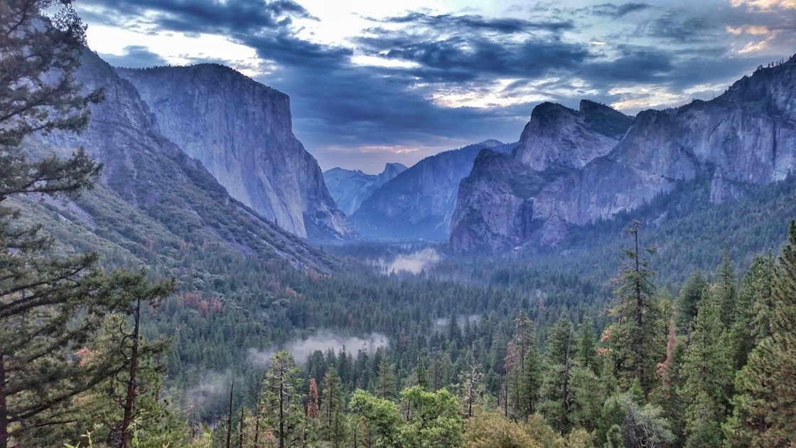 Hike to Artist Point in Yosemite National Park, Pohono Trailhead
