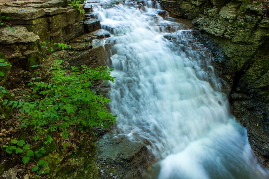 Hike the Overlook-Dripping Rock Loop, Highbanks Metro Park